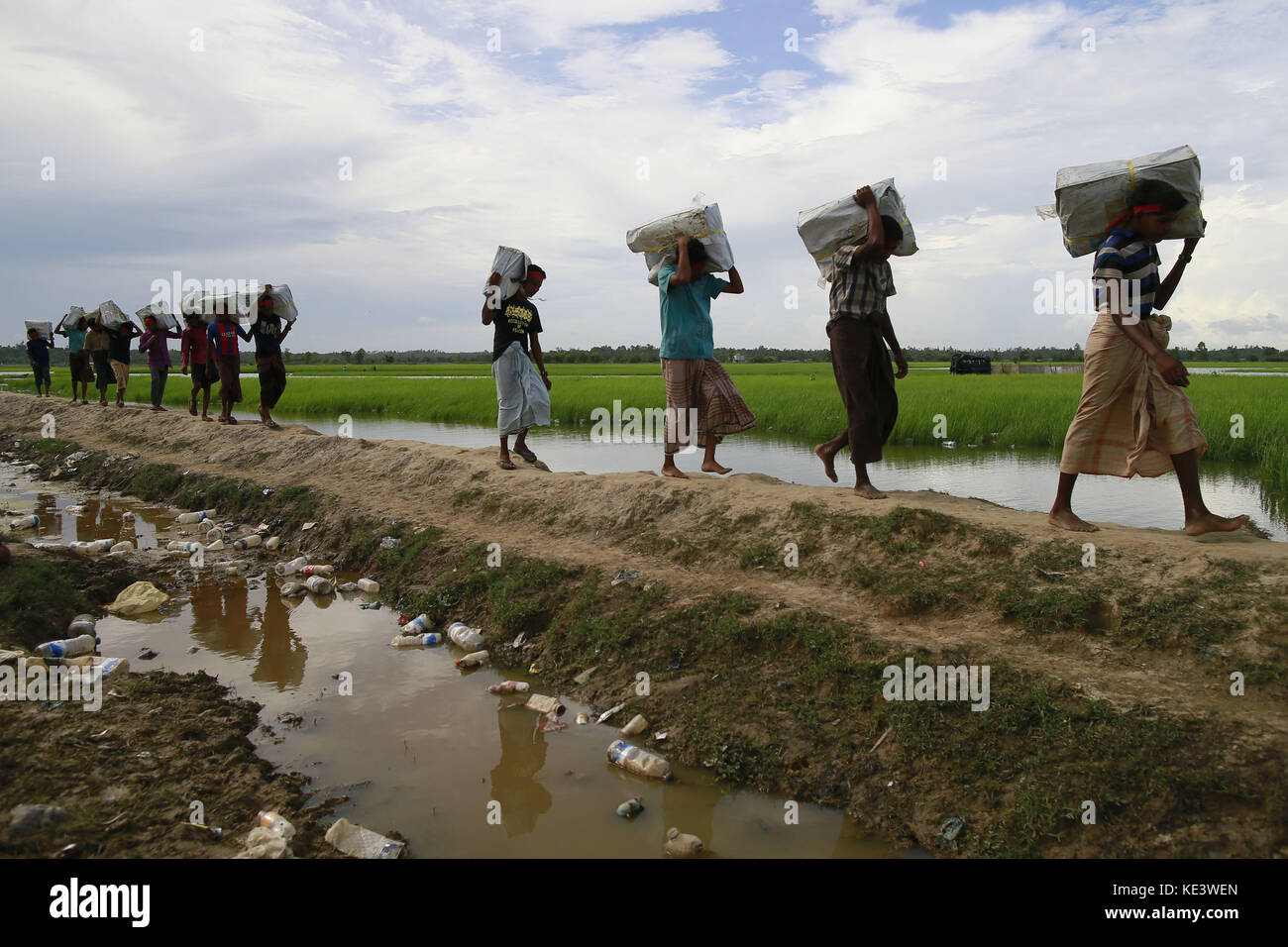 Ukhiya, Bangladesh. 18th Oct, 2017. Rohingya Muslim volunteers, who ...