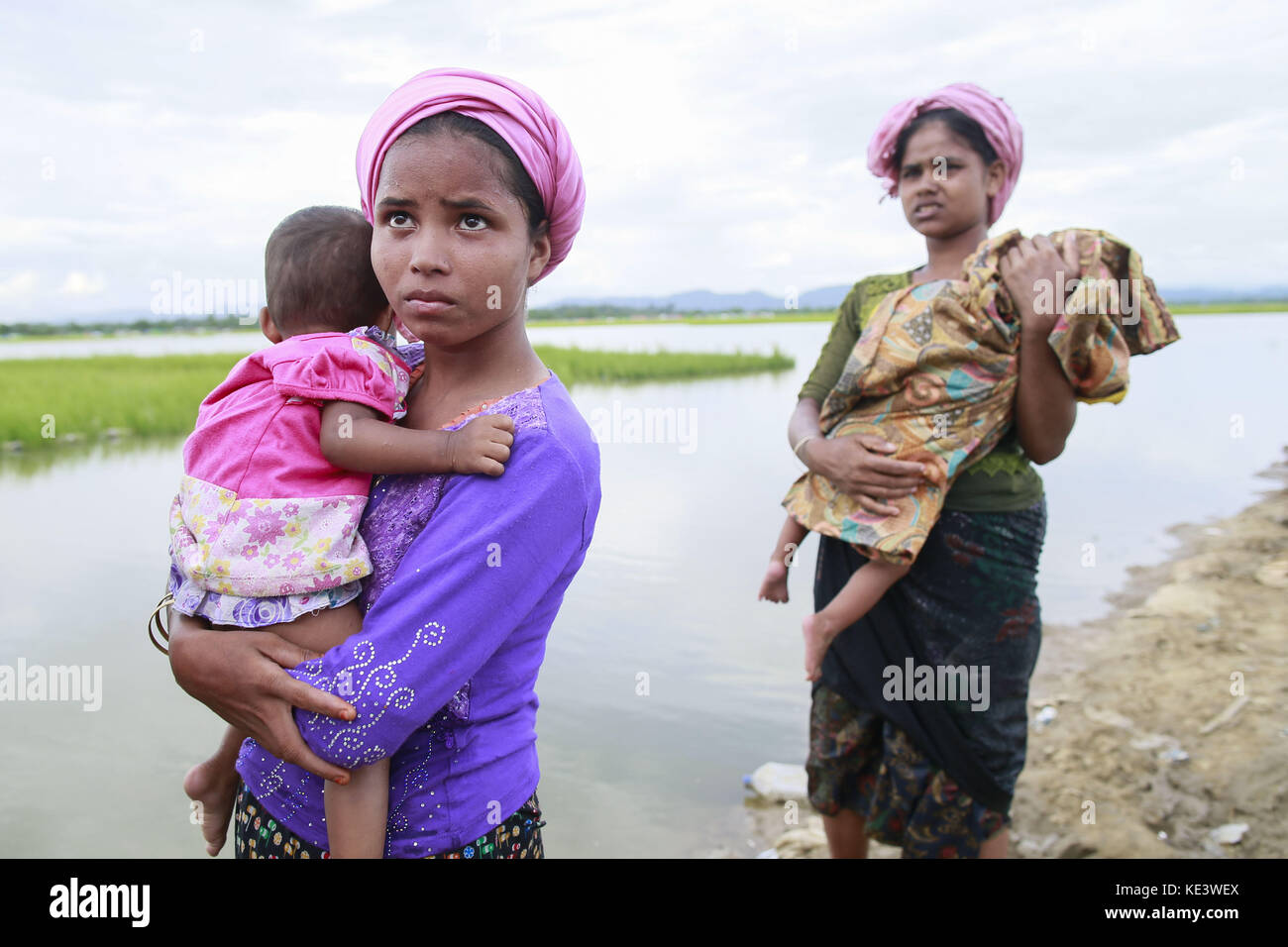 Ukhiya, Bangladesh. 18th Oct, 2017. Rohingya Muslim women, who crossed ...