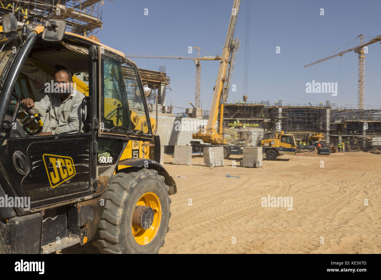 Cairo, Egypt. 18th Oct, 2017. Construction workers build government ...