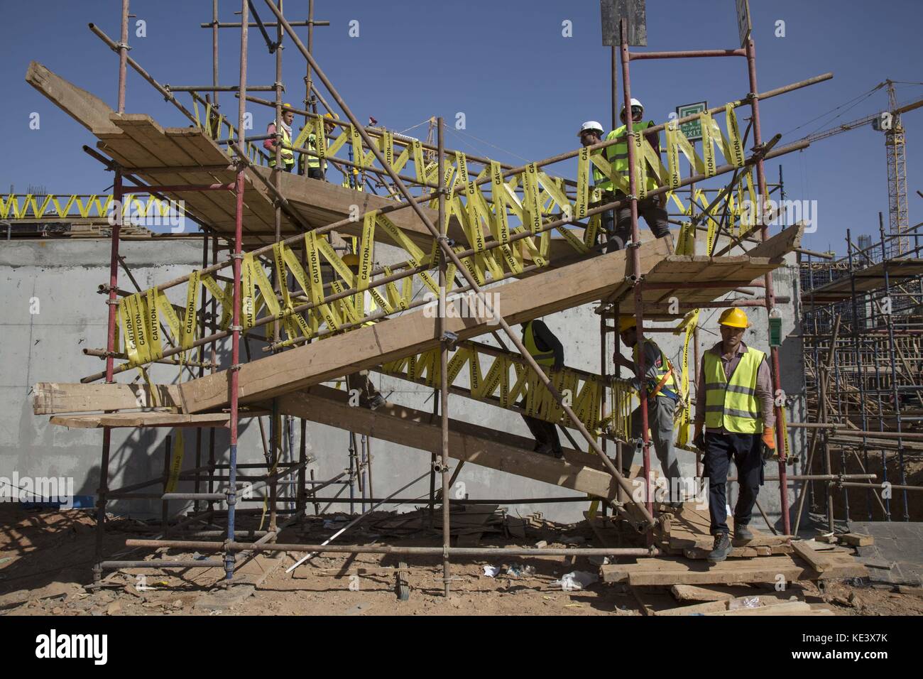 Cairo, Egypt. 18th Oct, 2017. Construction workers build government ...