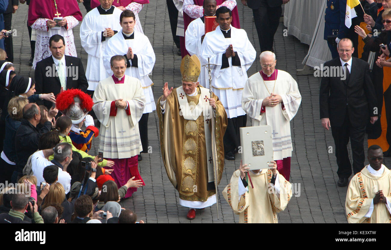 Easter mass in st peter square hi-res stock photography and images - Alamy