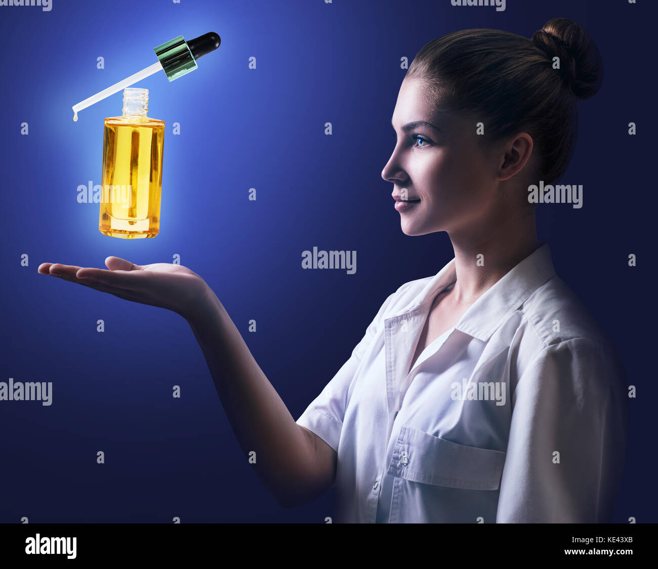 Young cosmetologist woman presents cosmetics oil Stock Photo - Alamy