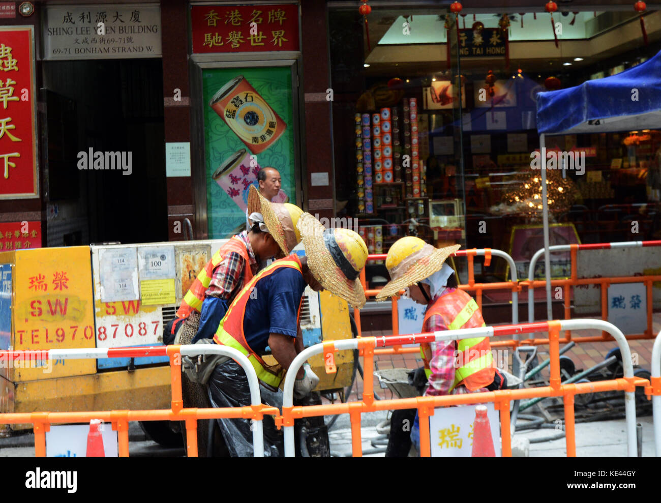 Construction workers hong kong hi-res stock photography and images - Alamy