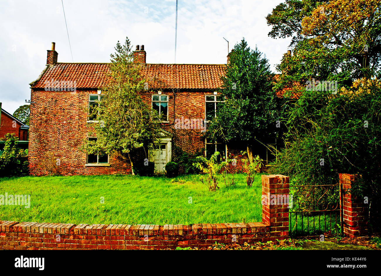 Run down house hi-res stock photography and images - Alamy
