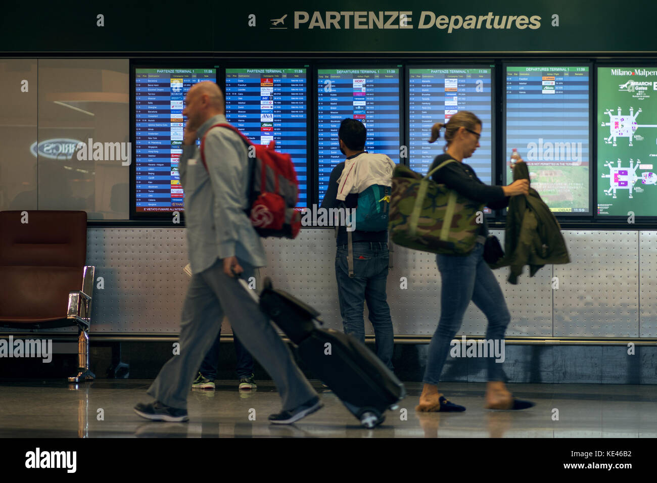 People looking departure boards hi-res stock photography and images - Alamy