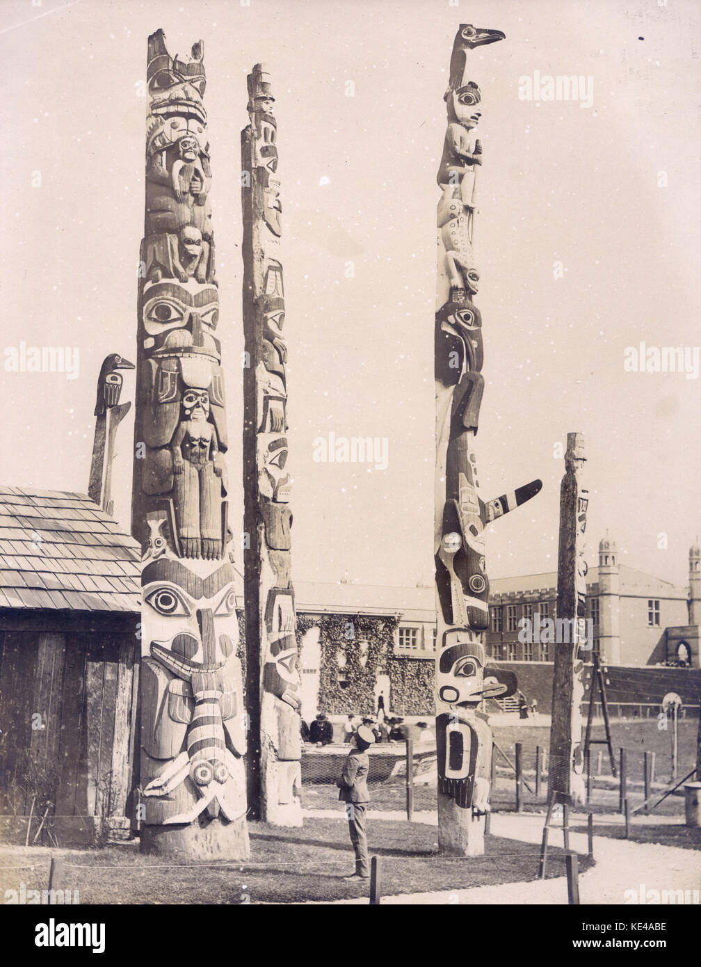 Alaska building totem poles hi-res stock photography and images - Alamy