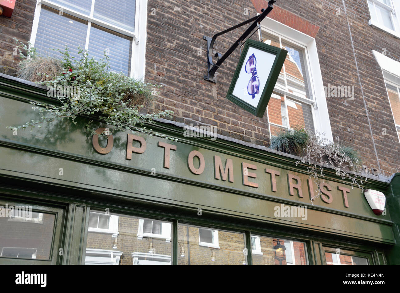 Optometrist sign on shop exterior Stock Photo - Alamy