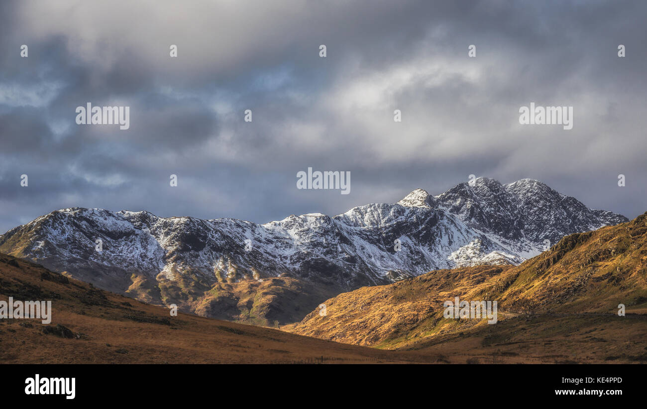 The peak of snow-topped Mount Snowdon Stock Photo - Alamy