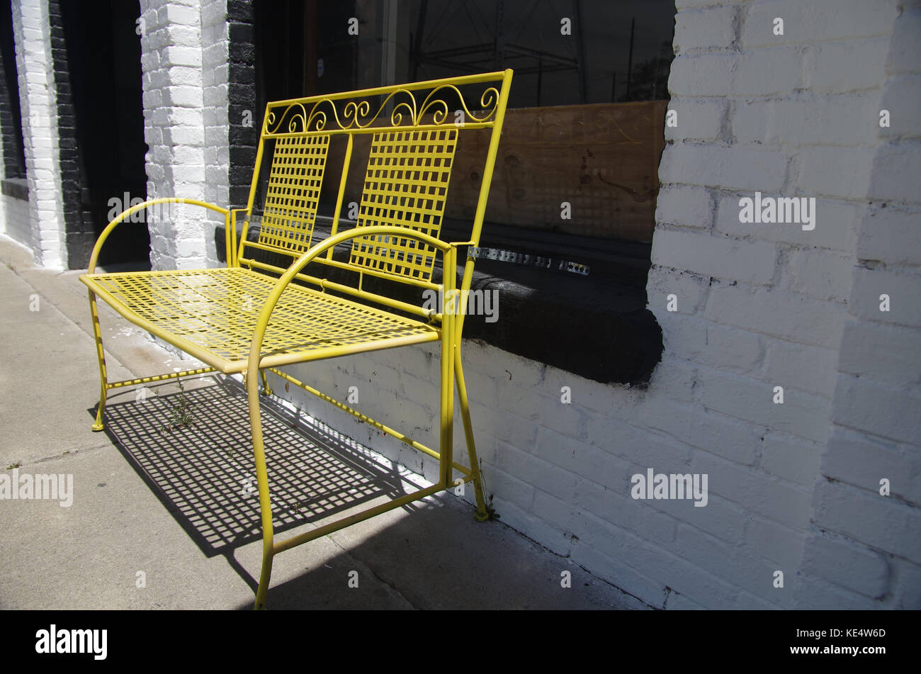 Outside store sidewalk hi-res stock photography and images - Alamy
