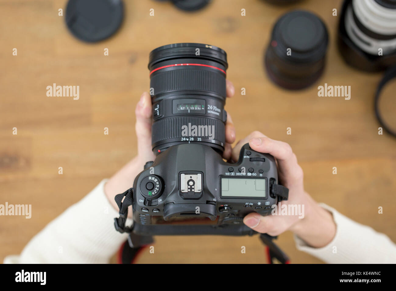 Hands holding a lens hand hi-res stock photography and images - Alamy