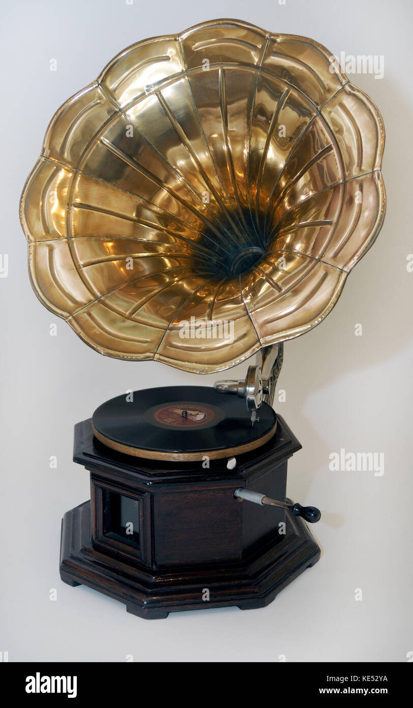 Gramophone 1920s hi-res stock photography and images - Alamy