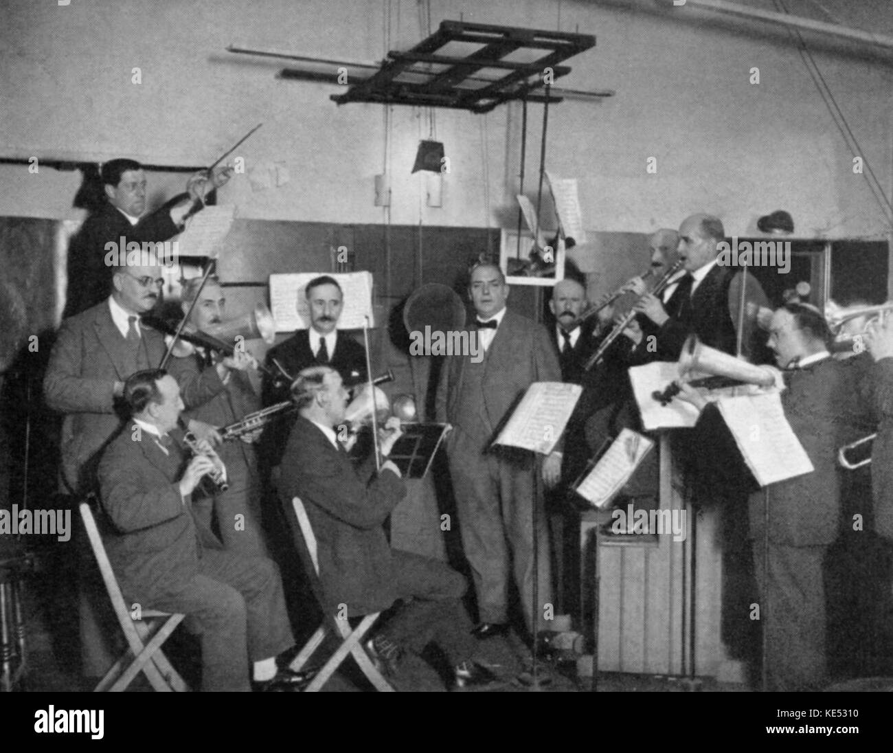 Music note background in Black and White Stock Photos & Images - Alamy