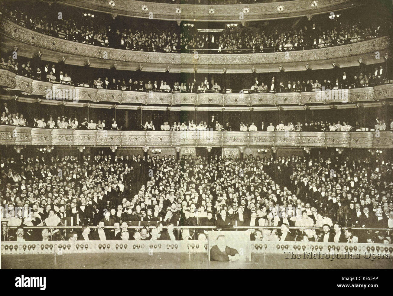 New York Metropolitan Opera House 1895-96 audience Stock Photo - Alamy