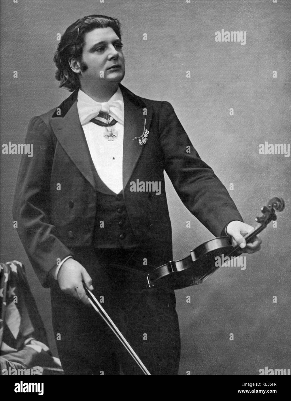 Male violin player hi-res stock photography and images - Alamy