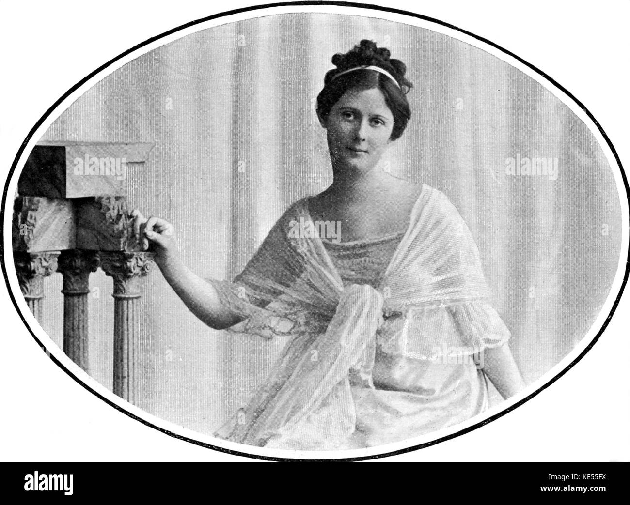 Isadora Duncan wearing a shawl. American dancer, 26 May 1877 – 14 ...