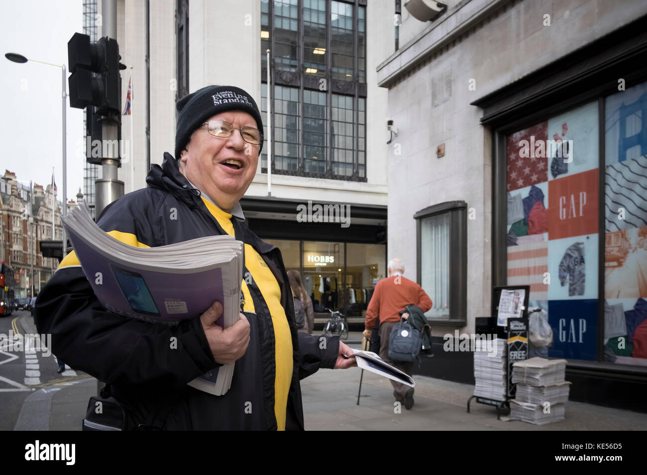 Standard newspaper street vendor uk hi-res stock photography and images ...
