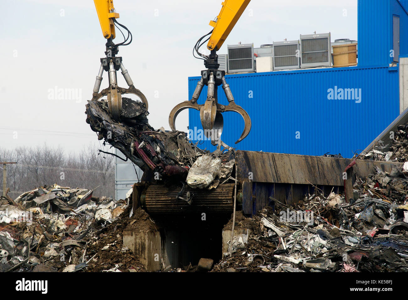 Scrap yard crane hi-res stock photography and images - Alamy