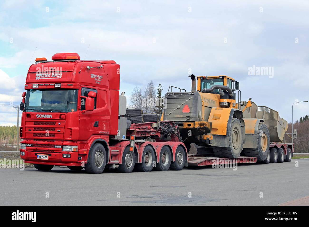 Lowboy trailer scania hi-res stock photography and images - Alamy