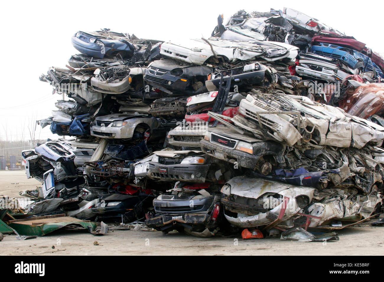 Stack of crushed cars hi-res stock photography and images - Alamy