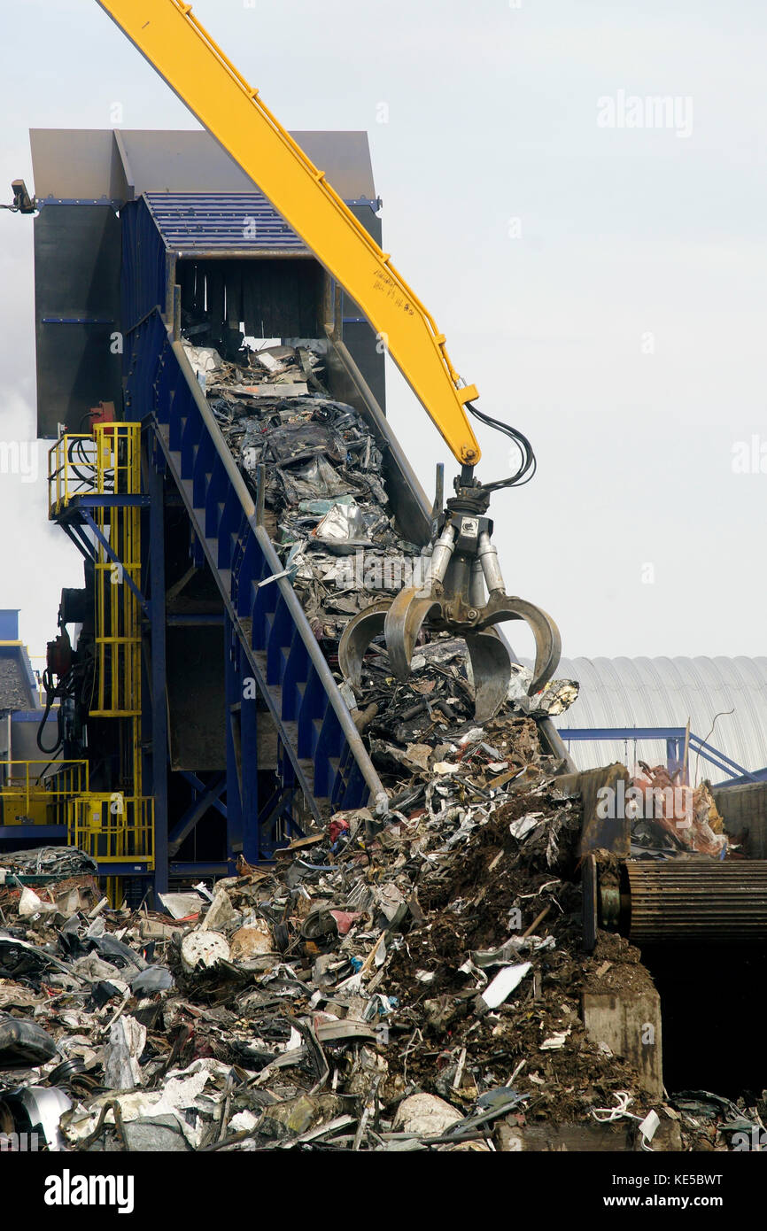 Scrap yard crane hi-res stock photography and images - Alamy