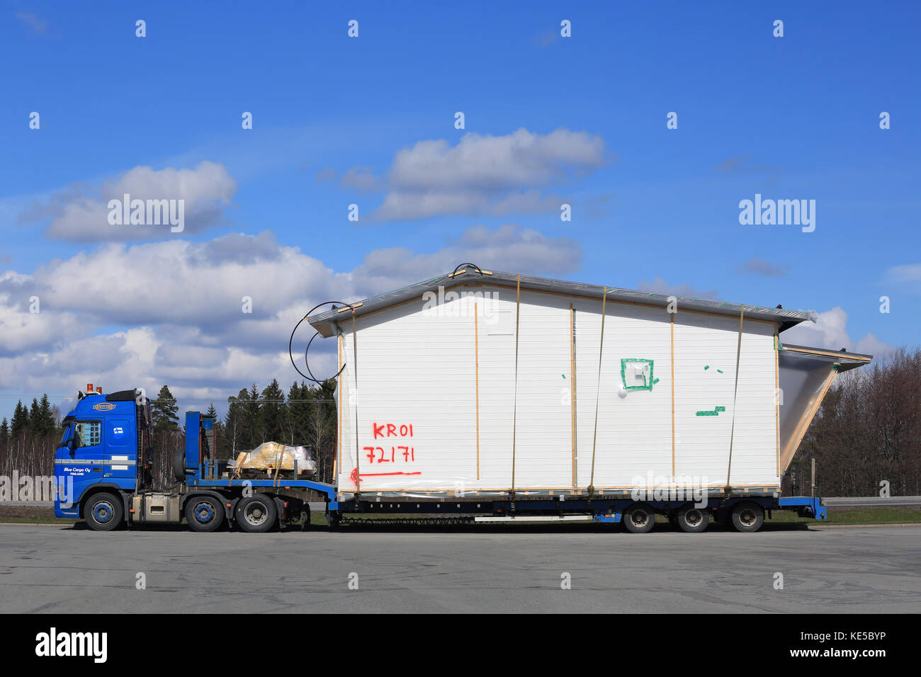 Truck hauling house hi-res stock photography and images - Alamy