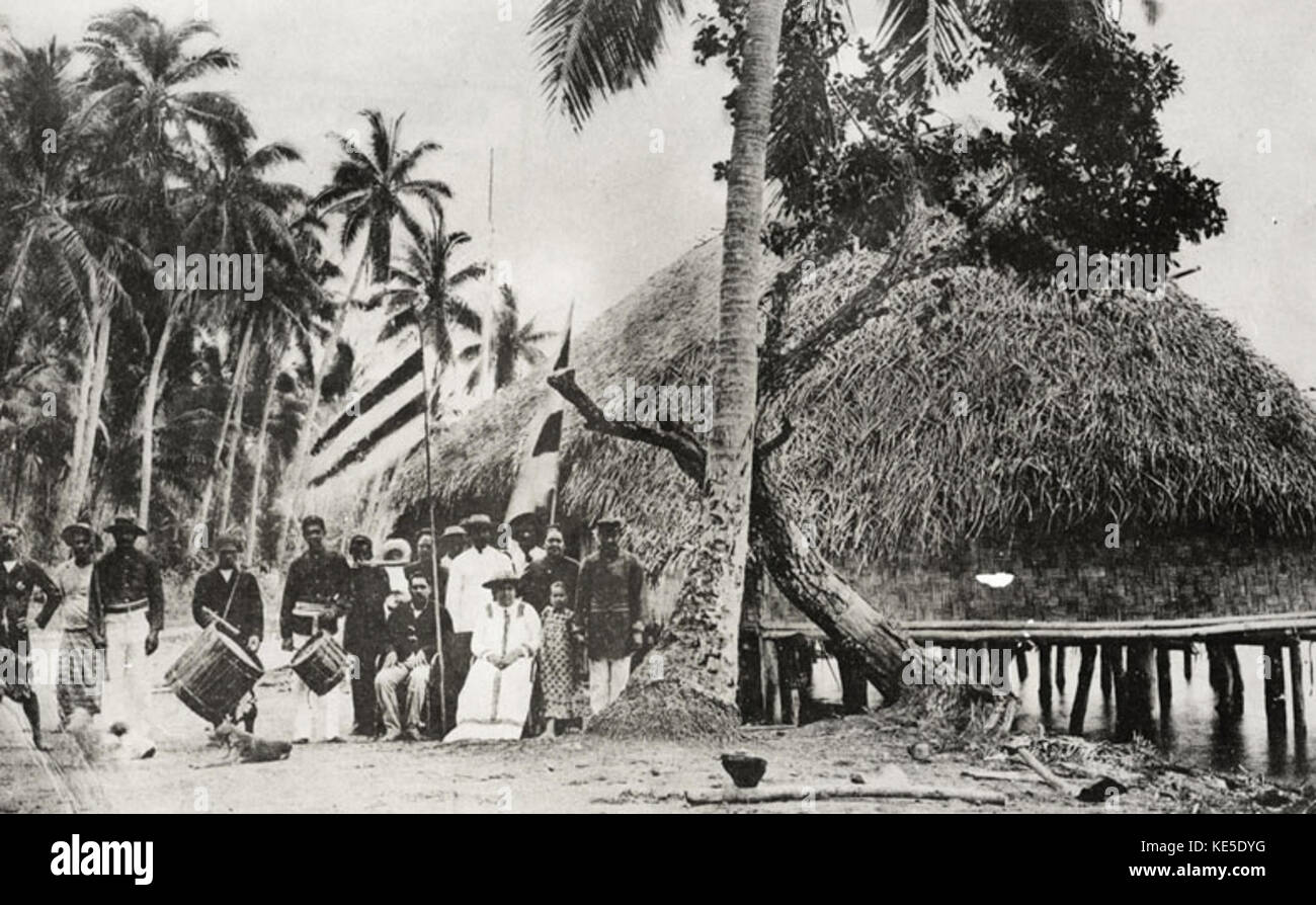 Polynesian family traditional hi-res stock photography and images - Alamy