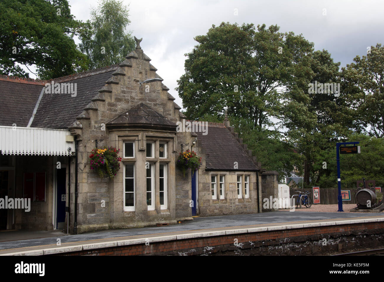 SCOTLAND; PERTH & KINROSS; PITLOCHRY STATION PLATFORM Stock Photo - Alamy