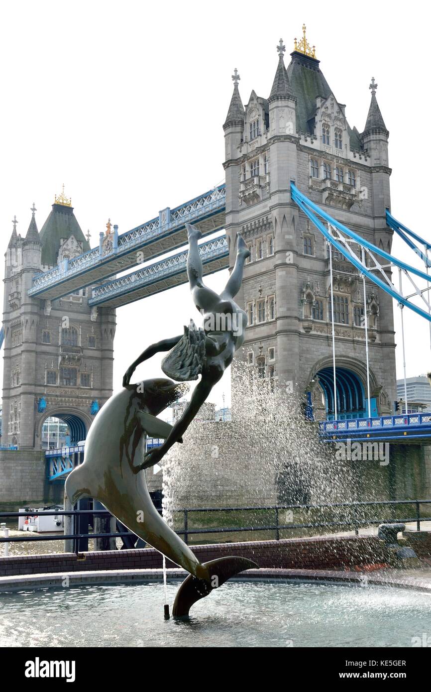 Statue in fountain tower bridge hi-res stock photography and images - Alamy