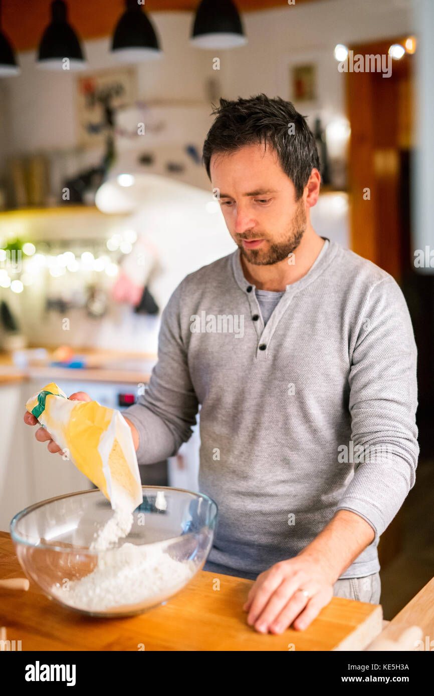 Making gingerbread man cookies hi-res stock photography and images - Alamy