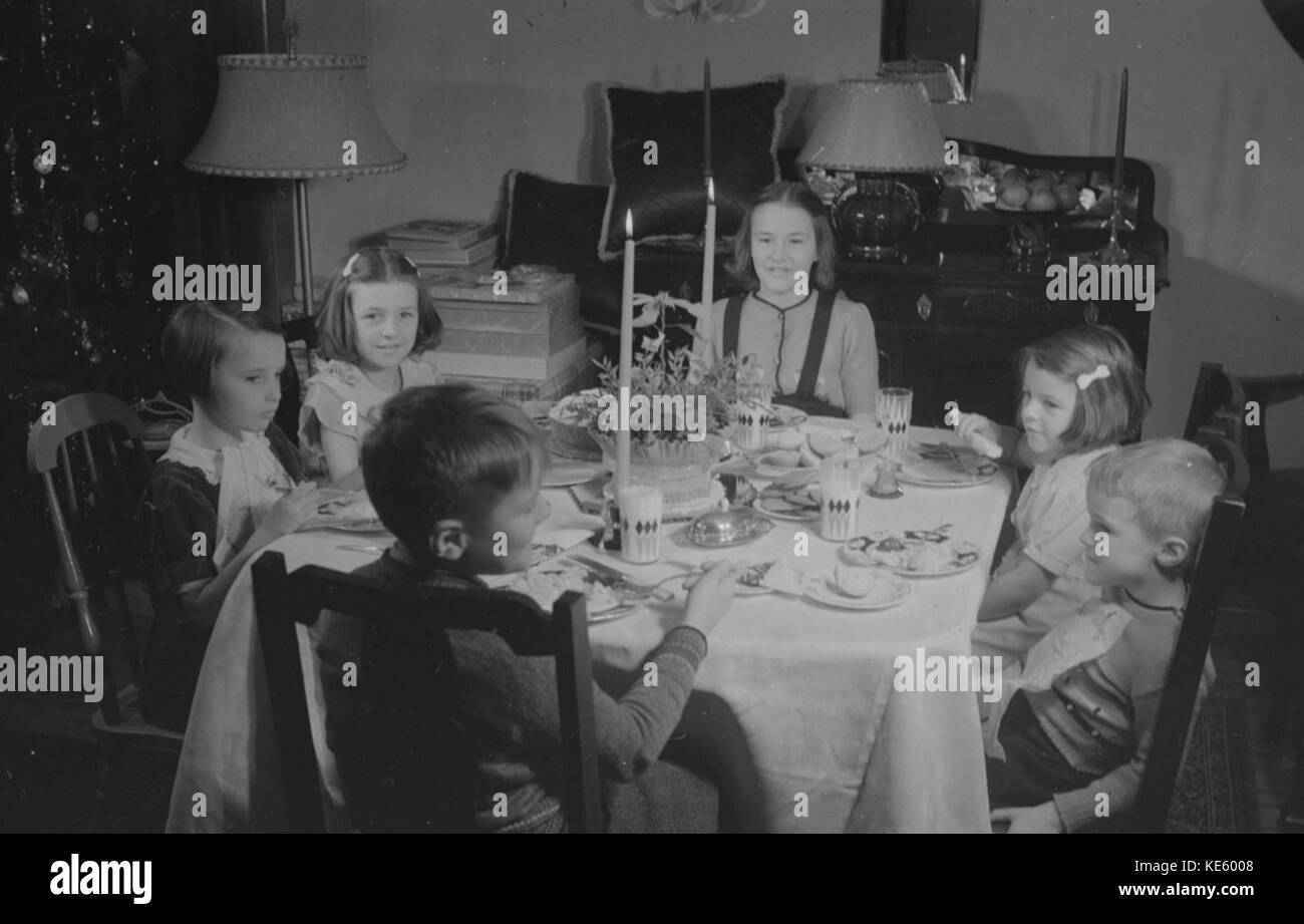 Vintage historic christmas dinner hi-res stock photography and images ...