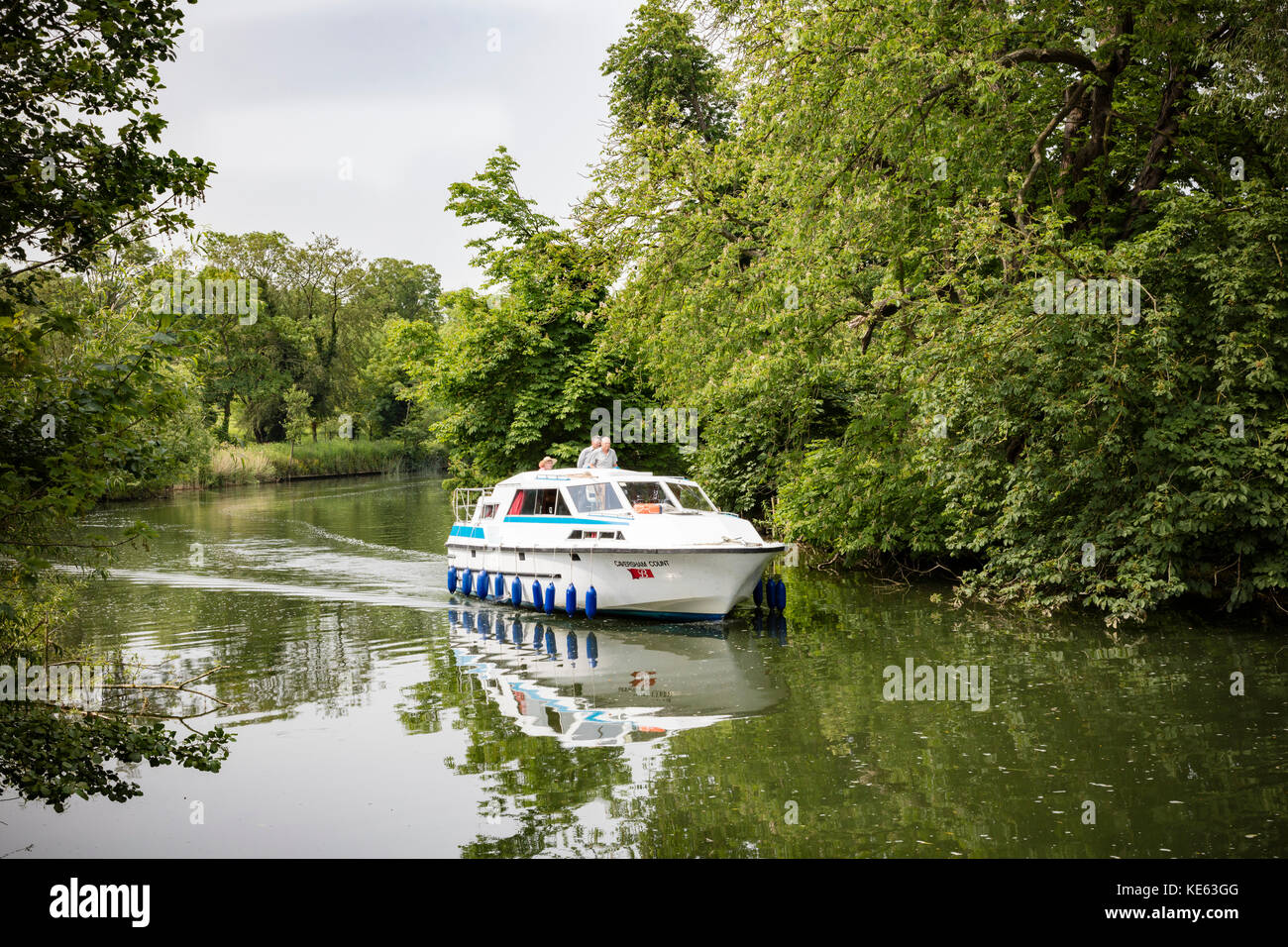 The River Thames at Sonning lock and bridge, along the Thames Path ...