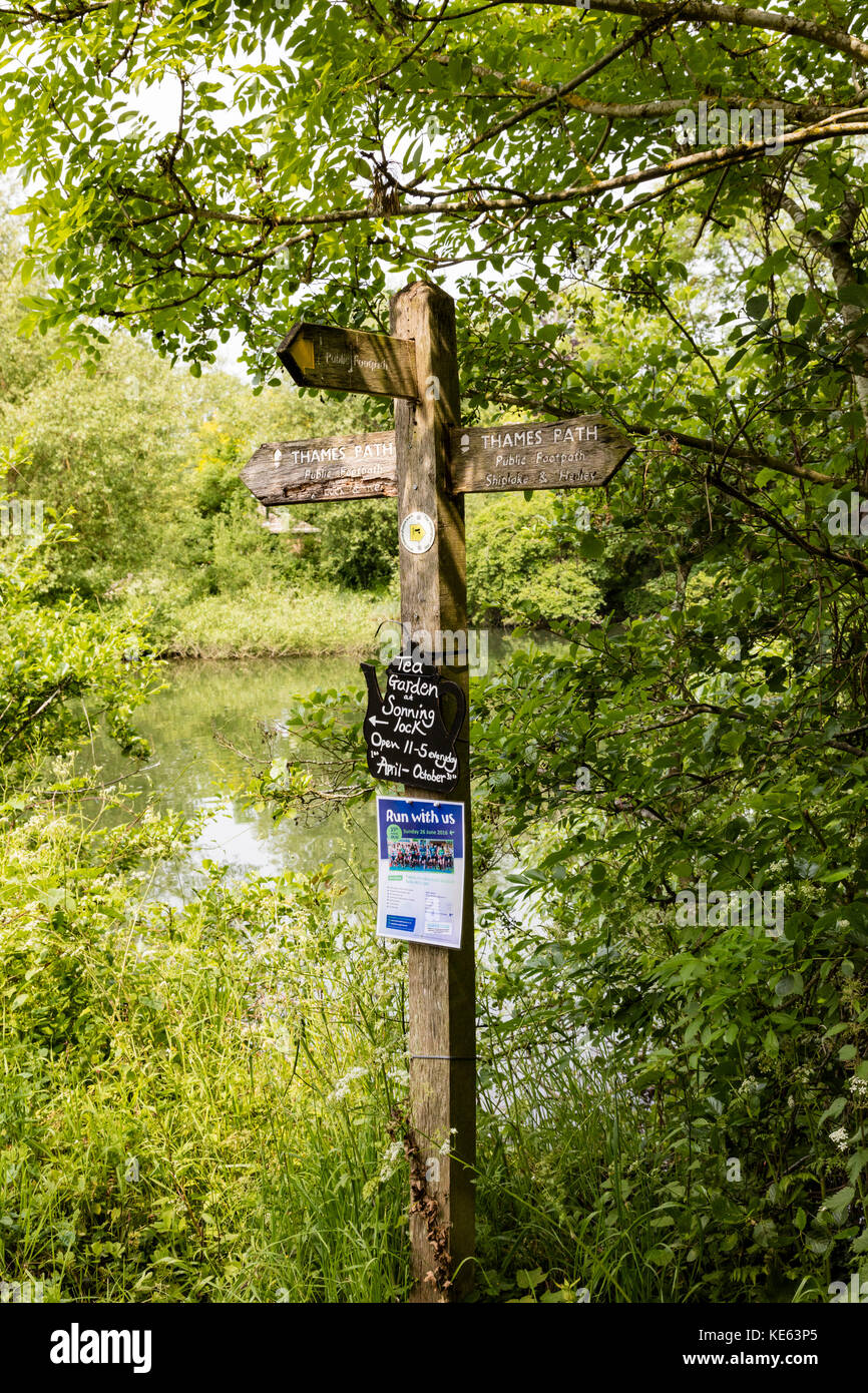 The River Thames at Sonning lock and bridge, along the Thames Path ...