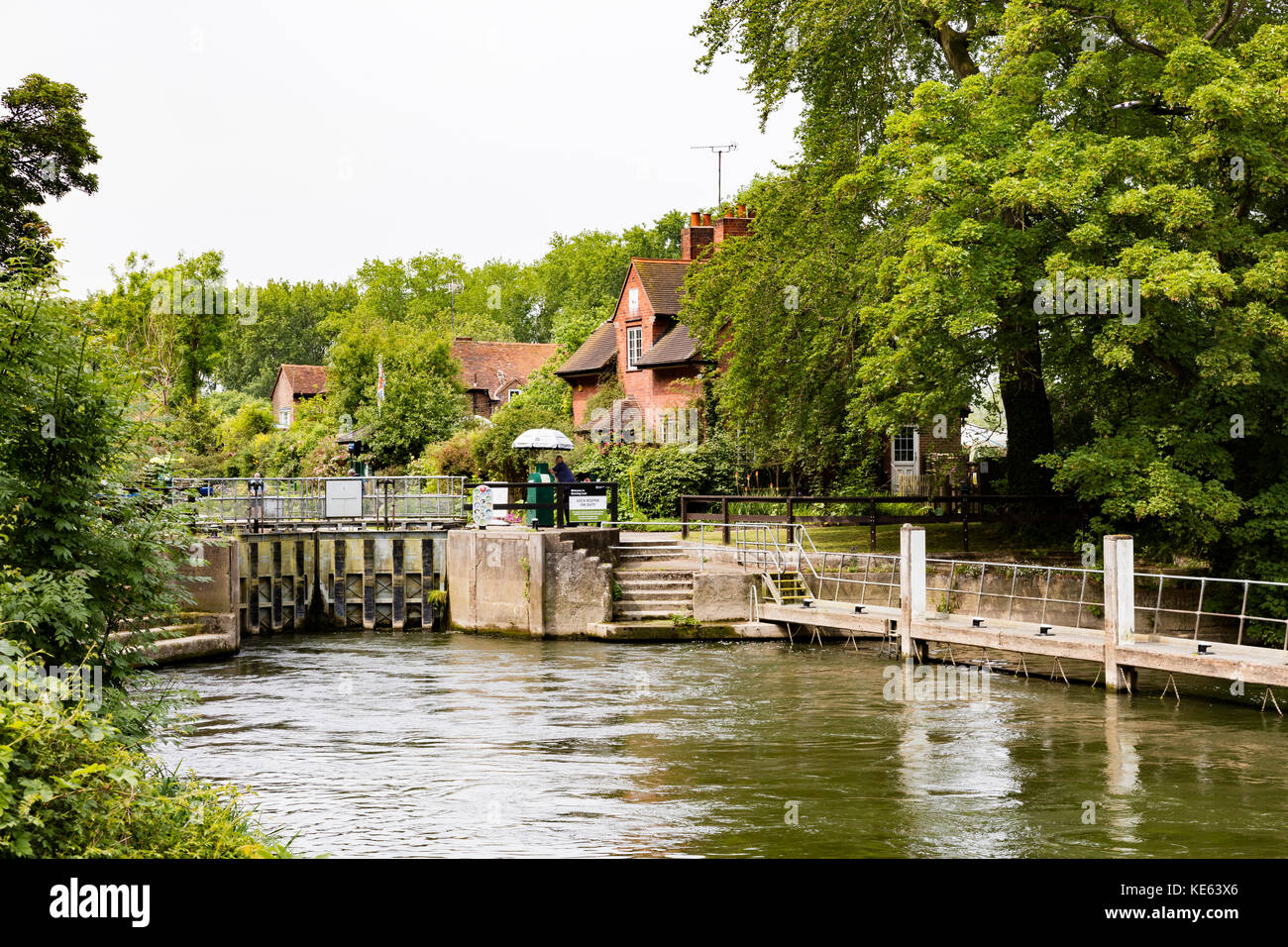 The River Thames at Sonning lock and bridge, along the Thames Path ...