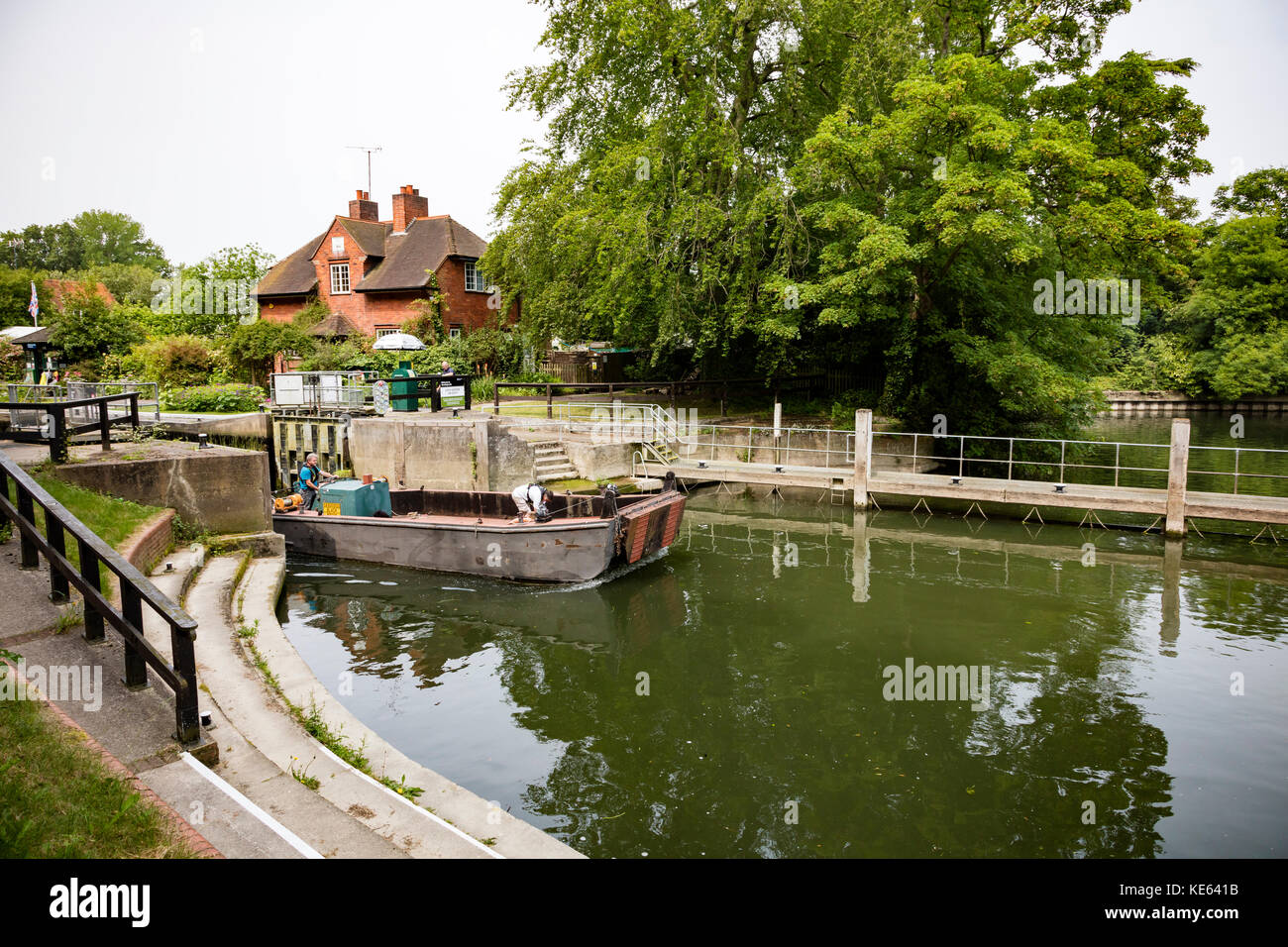 The River Thames at Sonning lock and bridge, along the Thames Path ...