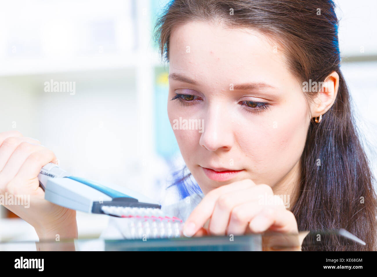 Female technician doing science experiment Stock Photo - Alamy Female technician doing science experiment Stock Photo - Alamy