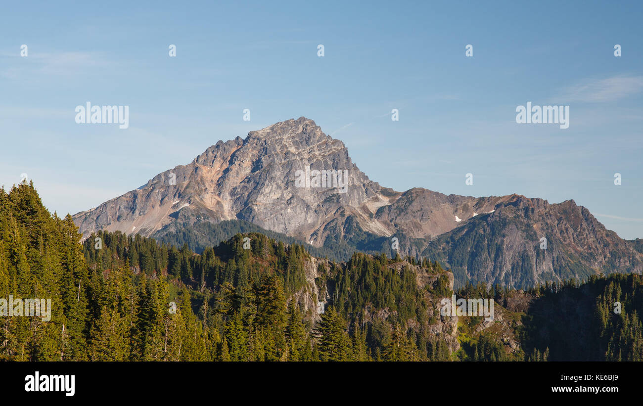 View of Sloan Peak from Mount Dickerman hiking trail in the Autumn ...