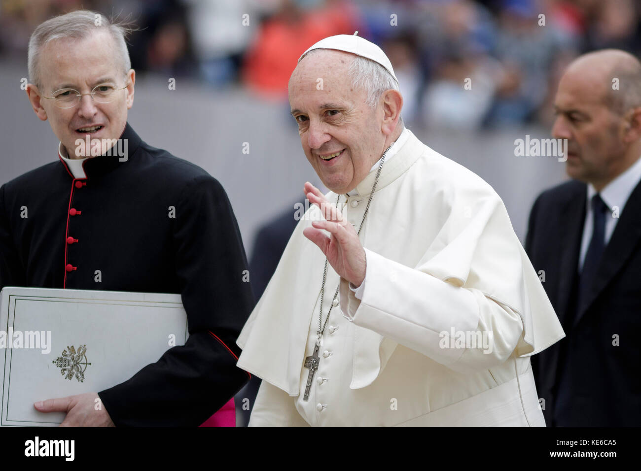 Vatican City, Vatican. 18th Oct, 2017. Pope Francis arrives to ...