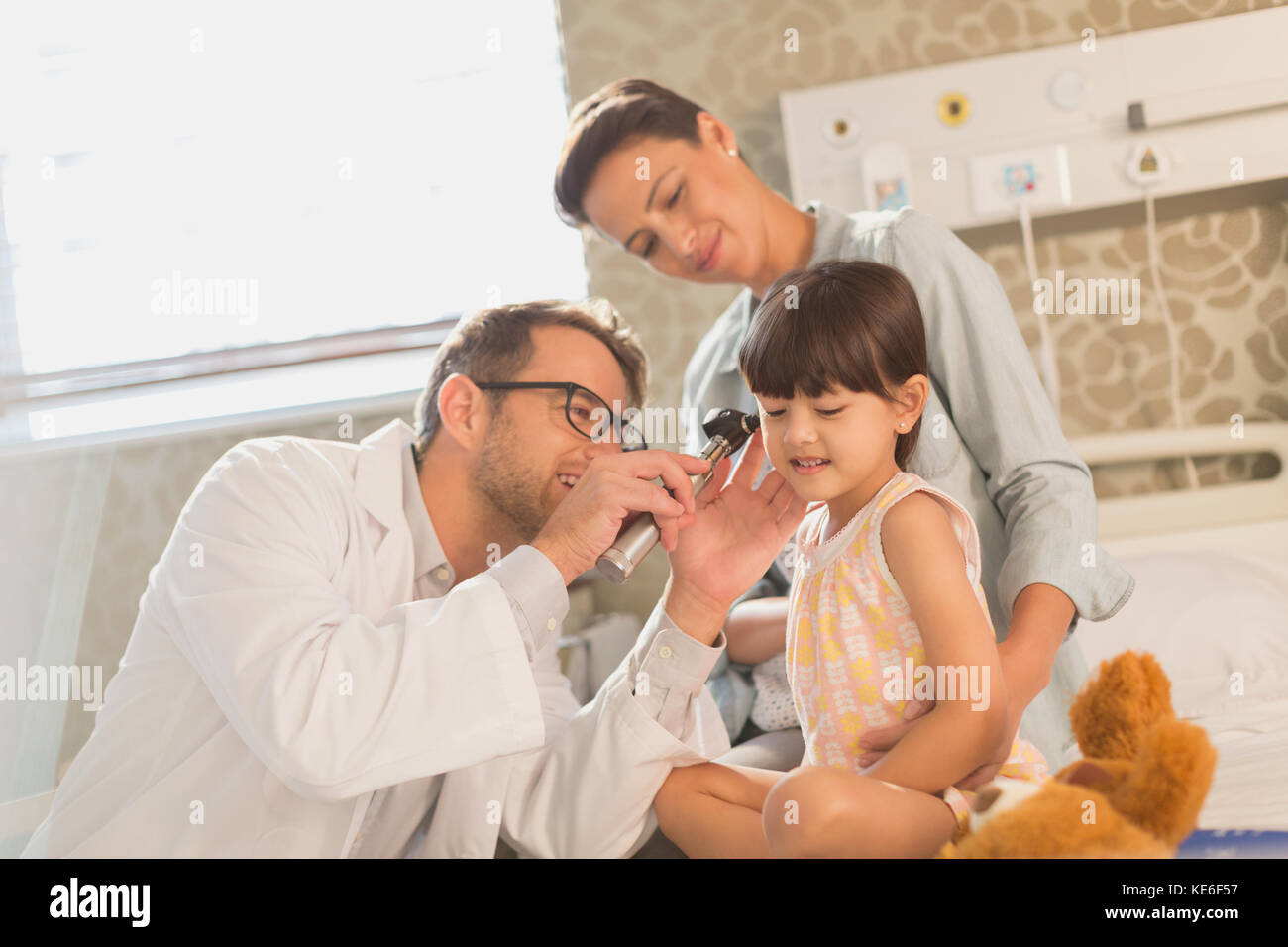 Doctor patient hospital bed hi-res stock photography and images - Alamy