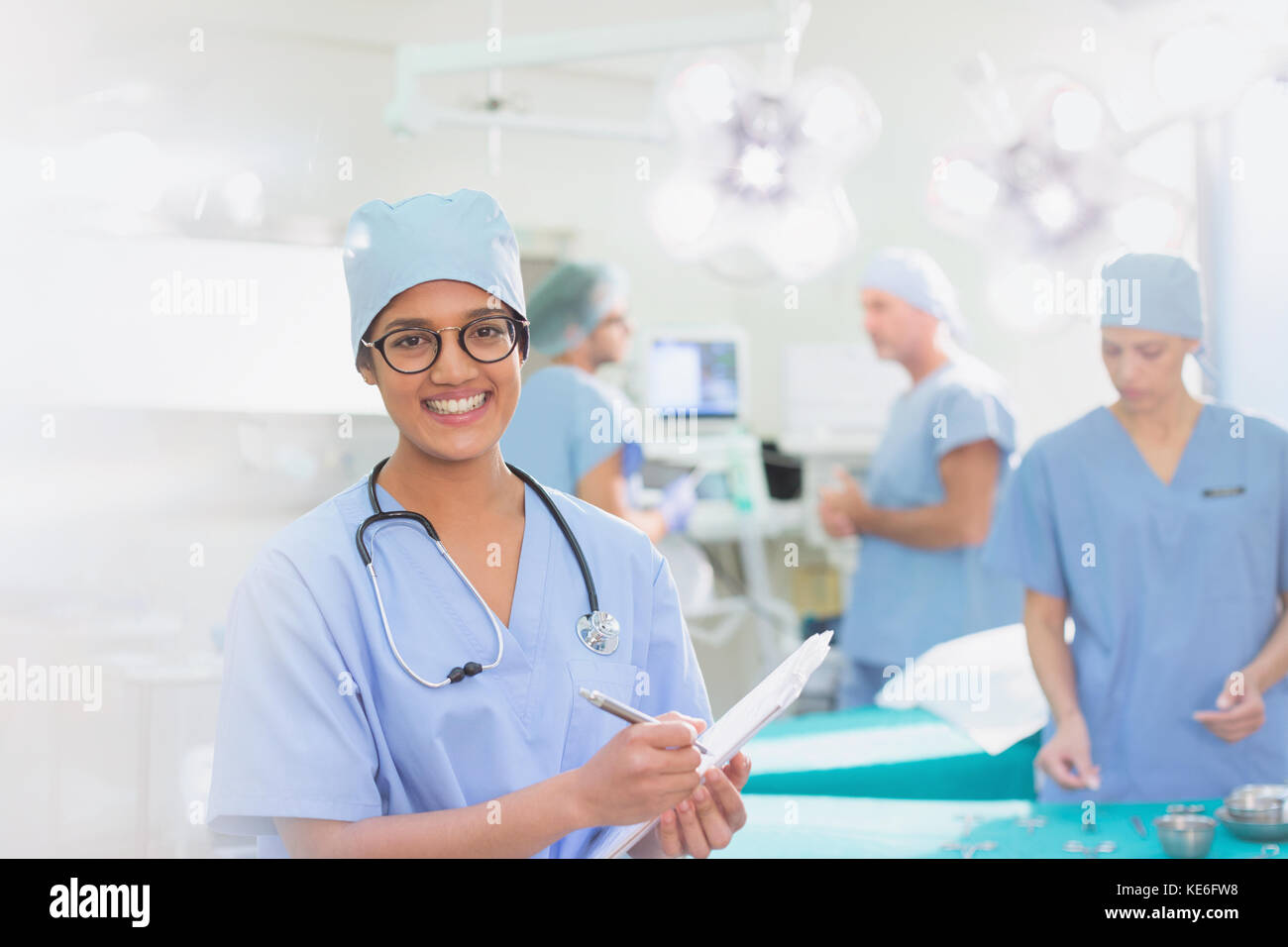 Surgeon hi-res stock photography and images - Alamy