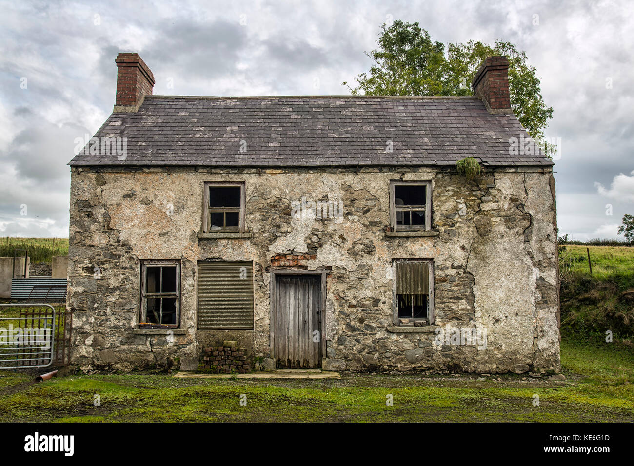 Derelict farm house hi-res stock photography and images - Alamy