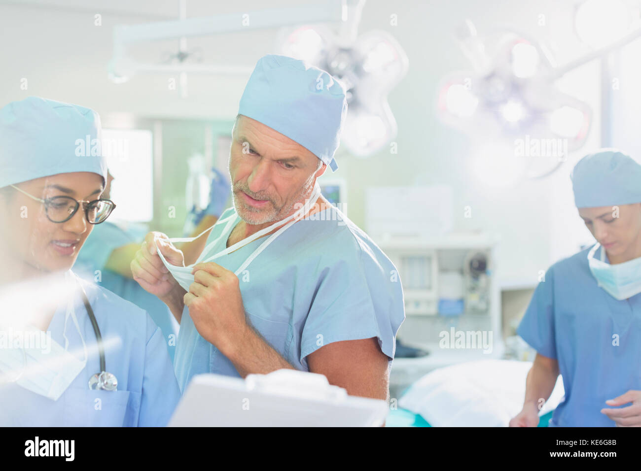 Surgeons with clipboard discussing paperwork in operating room Stock ...