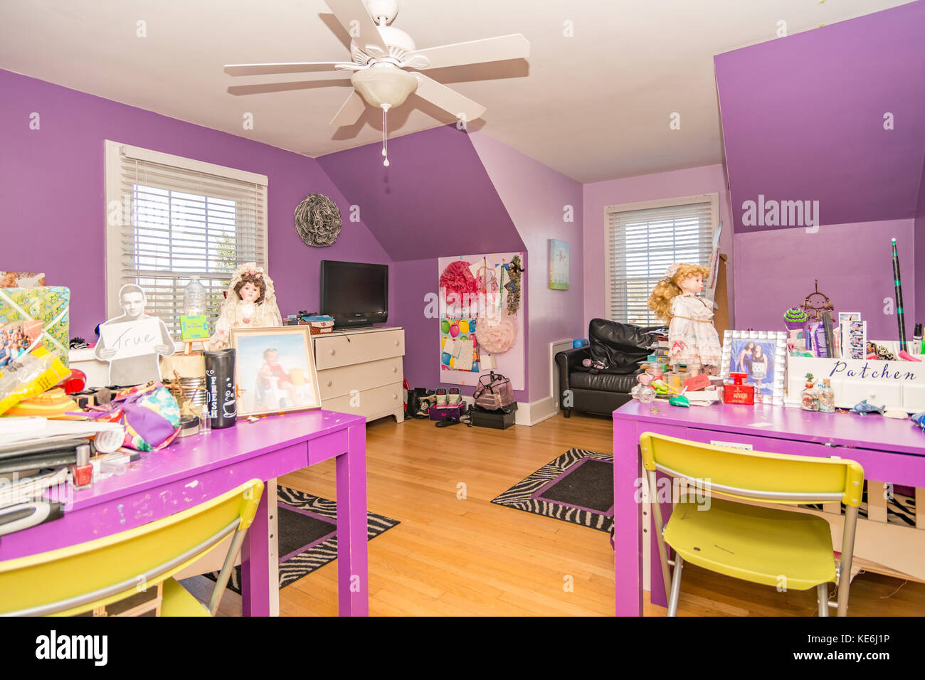 Middle class home interior bedroom hi-res stock photography and images ...