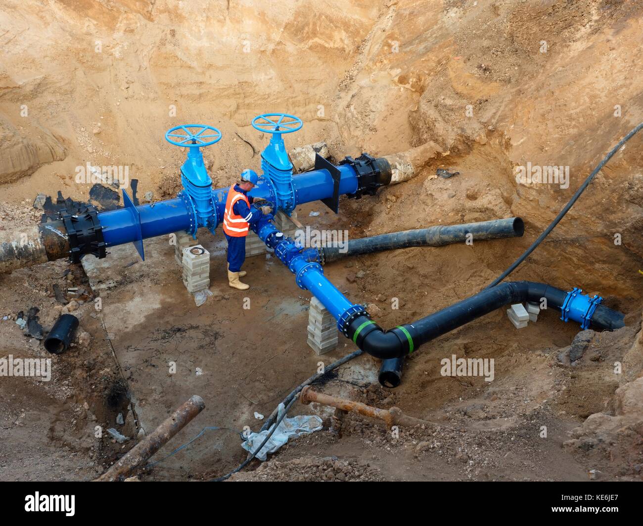 Technical expert open gate valve on 500mm drink water pipes joined with ...