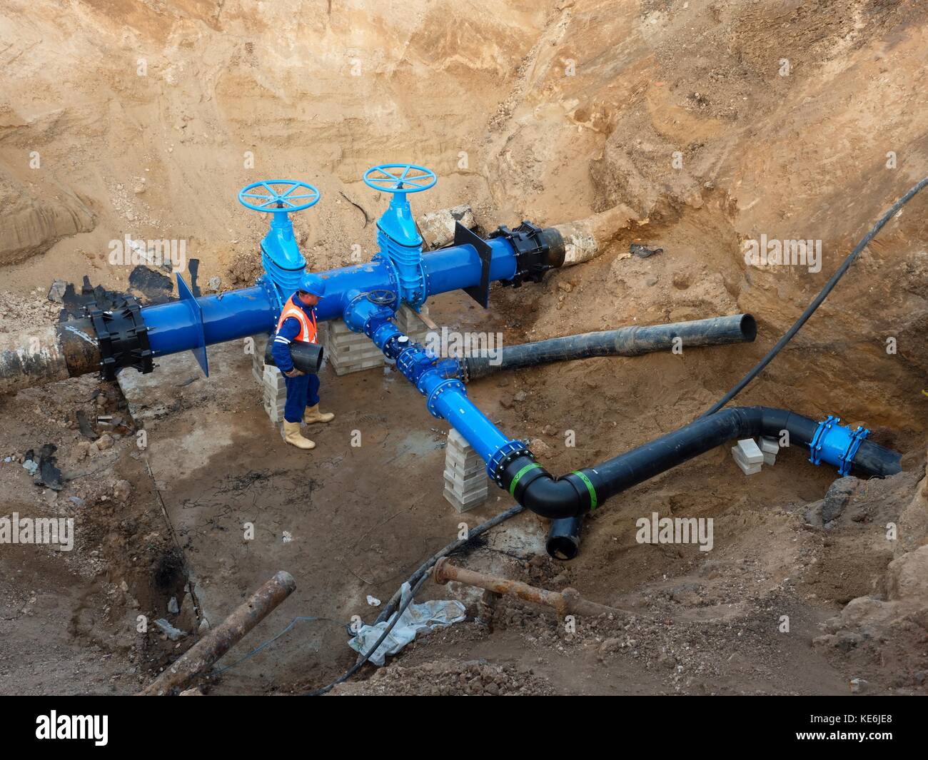 Technical expert underground at gate valve on 500mm drink water pipes ...