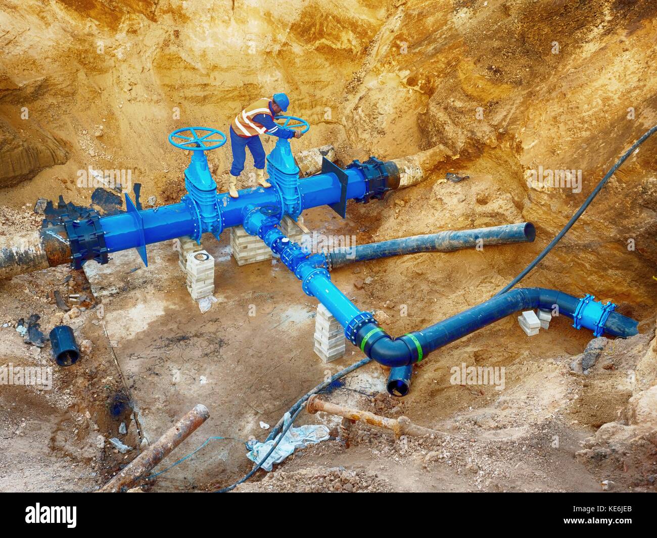 Technical expert open gate valve on 500mm drink water pipes joined with ...