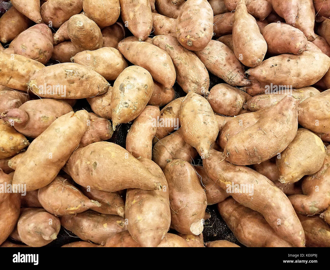 whole sweet potato pile at the farmers market Stock Photo - Alamy