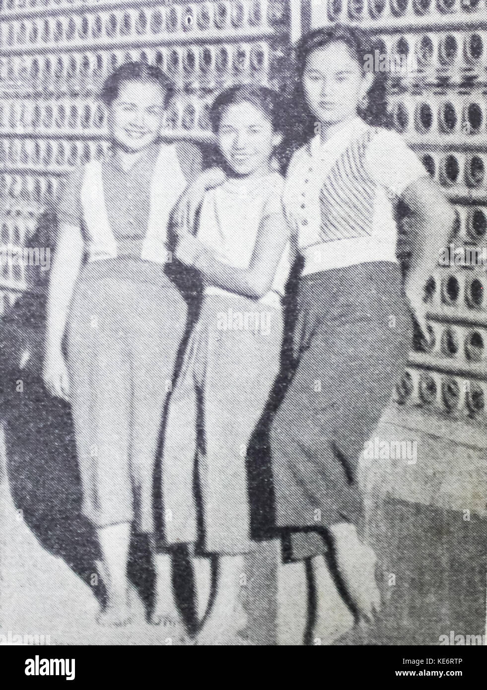 This page from *Film Varia* magazine features Sukarsih, Djuriah Karno ...