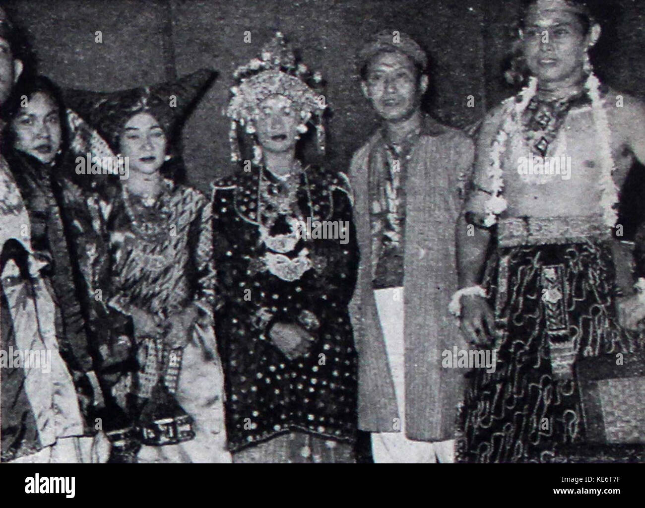 Indonesian actors in traditional clothing, Film Varia 2.4 (April 1955 ...