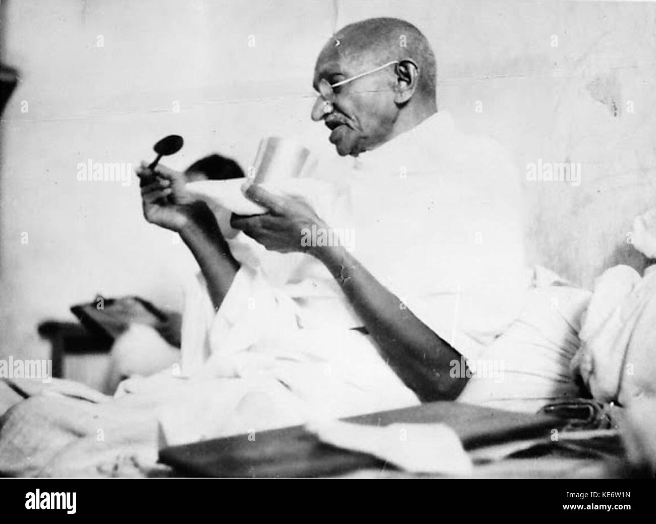 Mahatma gandhi fasting Black and White Stock Photos & Images - Alamy