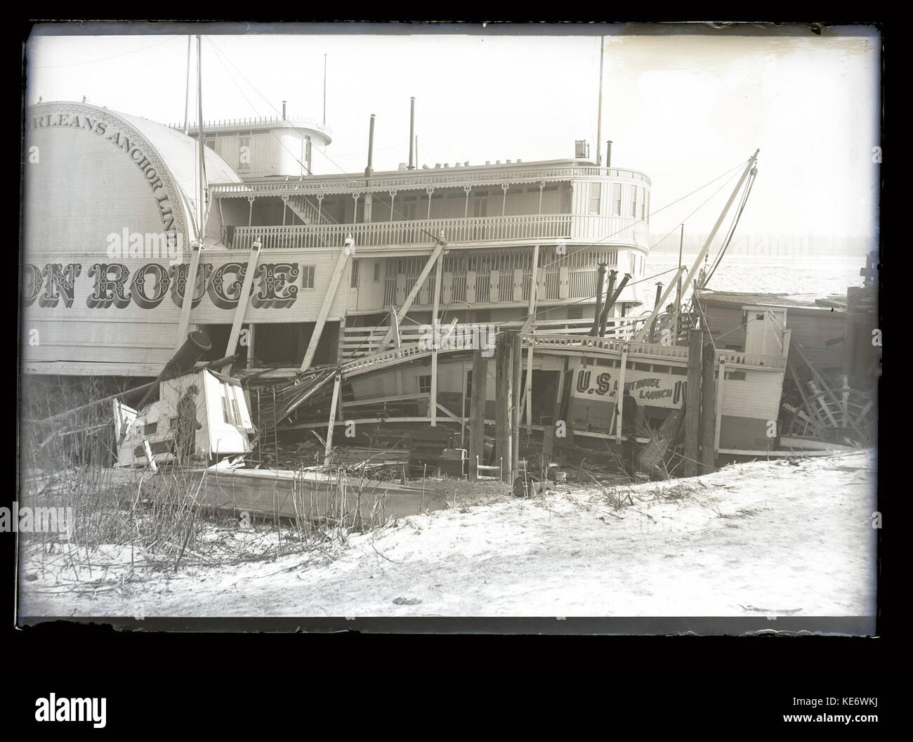 Str. Baton Rouge crushing U.S. Lighthouse Launch Ivy during ice gorge ...